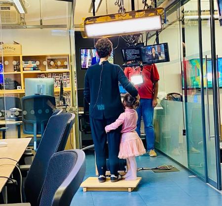 Cecília Malan fala sobre foto viral com a filha no trabalho