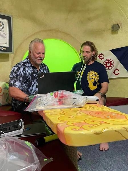 Homem decide viver 100 dias debaixo d'água - 24/03/2023 - UOL Splash