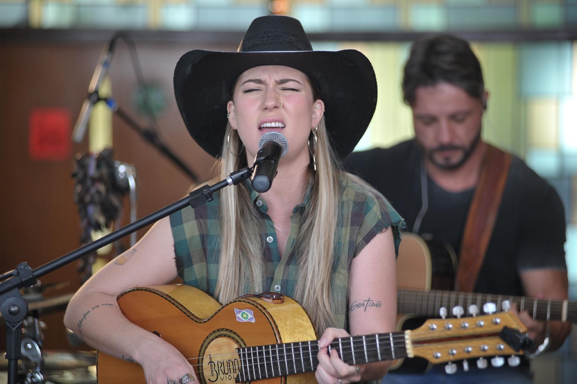 Bruna Viola conta que não sofreu preconceito por ser mulher na música