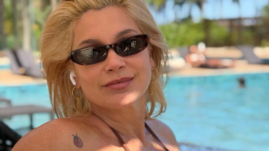 Flávia Alessandra posa de biquíni e dá conselho sobre autocuidado