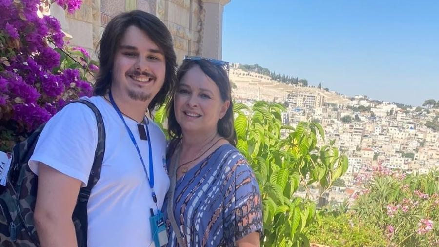 Myrian Rios publica fotos de viagem a Israel com o filho Pedro