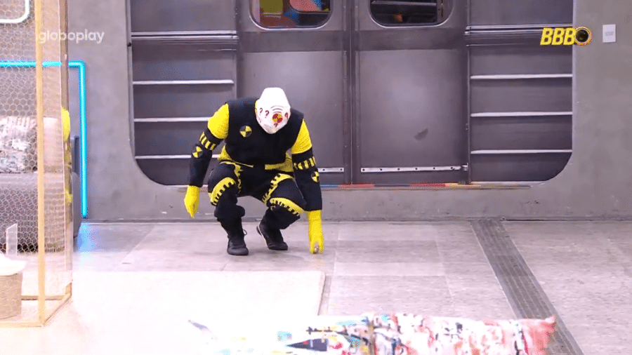 BBB 25: Vitória Strada brinca com dummy sobre bolinhas