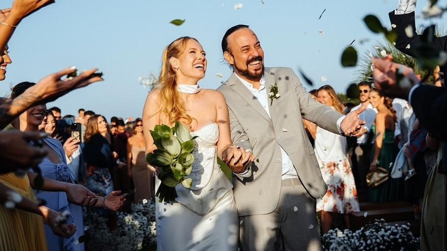 Gabriel O Pensador se casa com Gabriela Vicente em SC