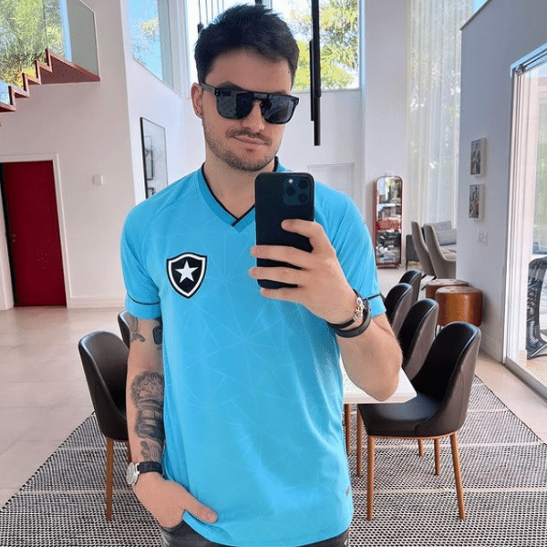 Felipe Neto representa o torcedor do Botafogo nas redes