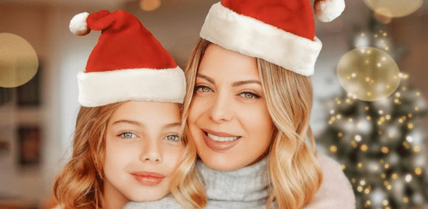 Sheila Mello posa com filha em 1º Natal após morte da mãe