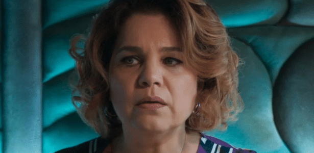 Volta por Cima: Violeta leva susto terrível ao ver homem em seu quarto