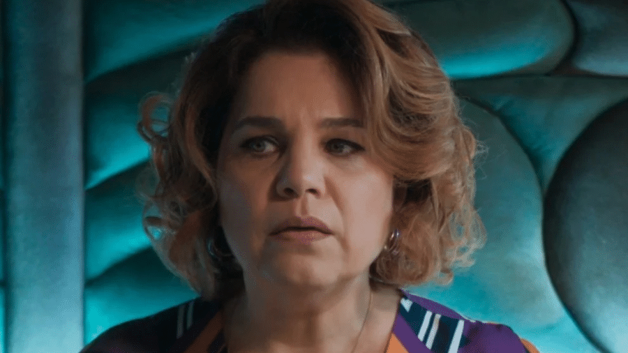 Volta por Cima: Violeta leva susto terrível ao ver homem em seu quarto