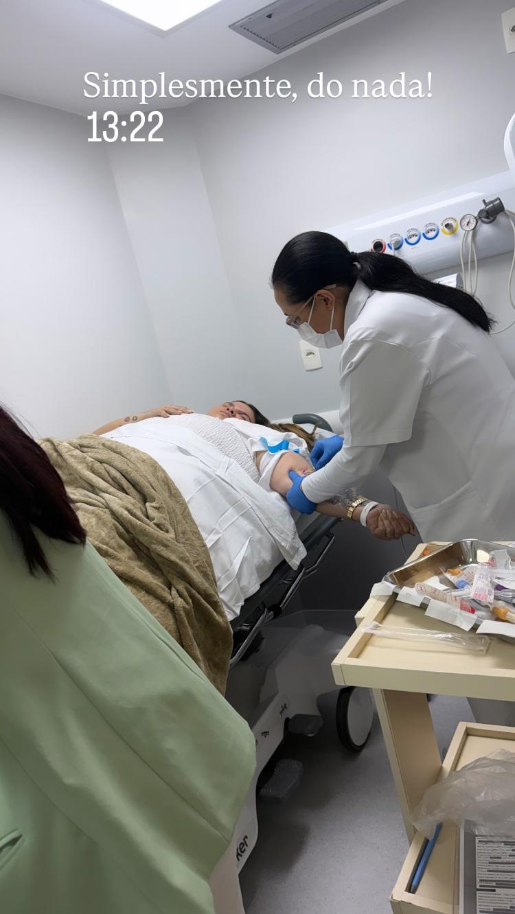 Thais Carla desmaia e é levada para o hospital