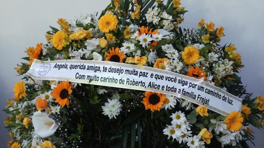 Angela Ro Ro: Despedida da cantora teve aplausos e pétalas de rosas