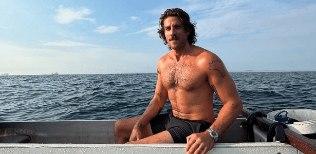 Chay Suede posa sem camisa durante passeio de canoa