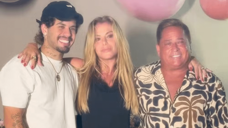 Poliana Rocha surge sem make em festa intimista de 49 anos