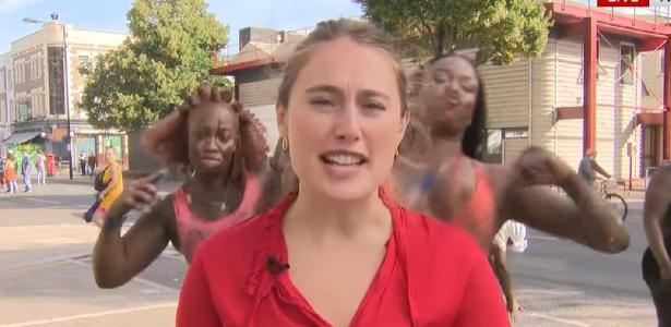 Repórter é surpreendida ao vivo por mulher mostrando seios em Londres