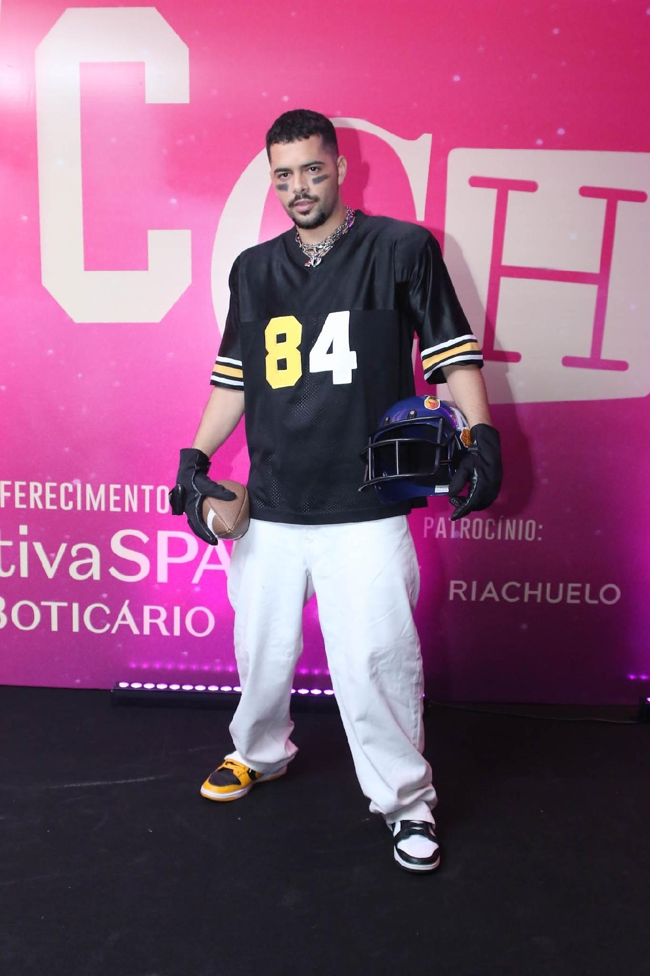 Rafa Uccman fez aniversário em SP com tema anos 2000; veja looks