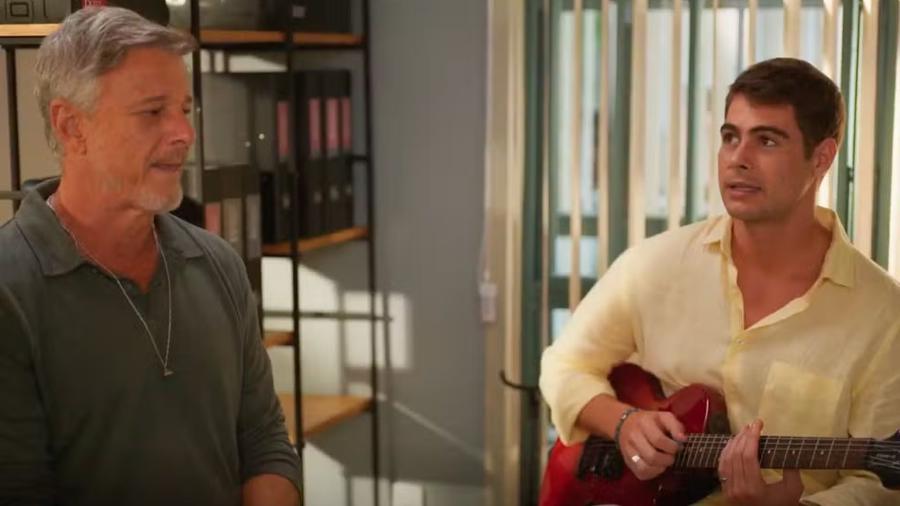 Dona de Mim: Jaques presenteia Davi antes de descobrir filho biológico