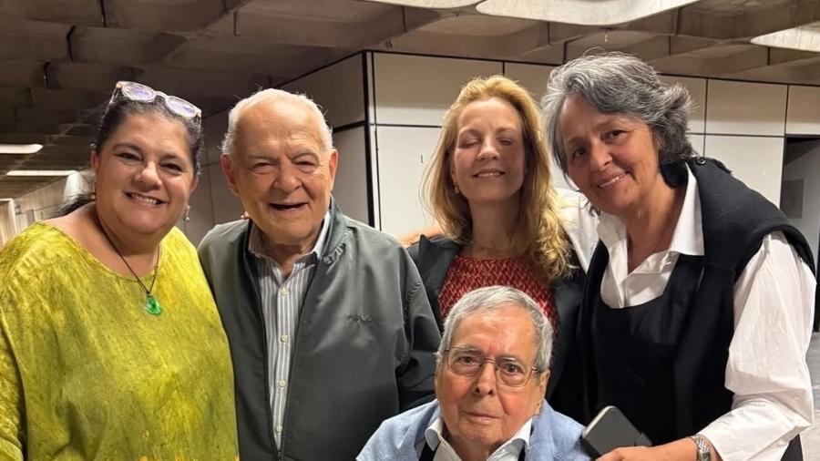 Benedito Ruy Barbosa faz rara aparição e prestigia Othon Bastos