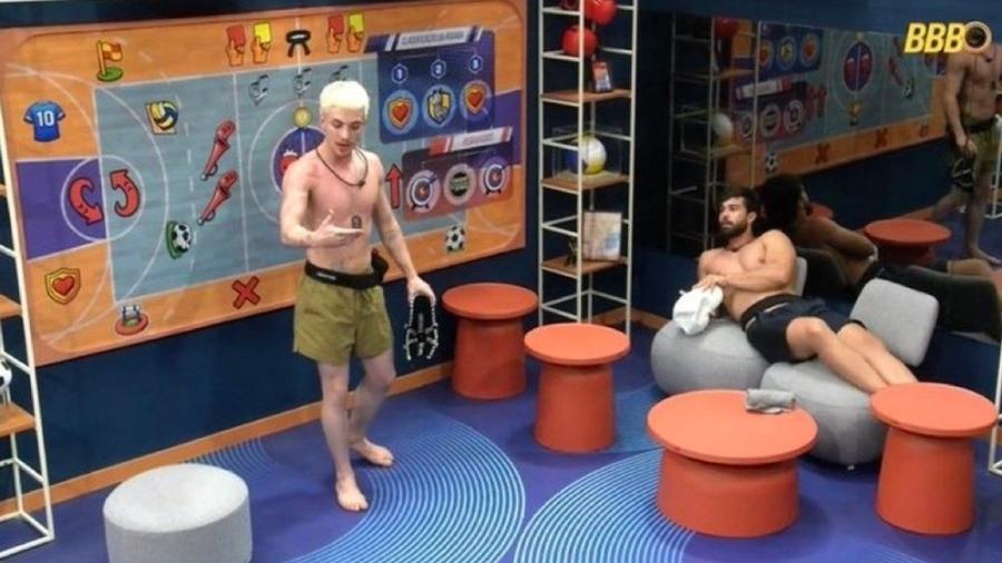 BBB 26: Juliano Floss reclama após receber massagem de Jordana