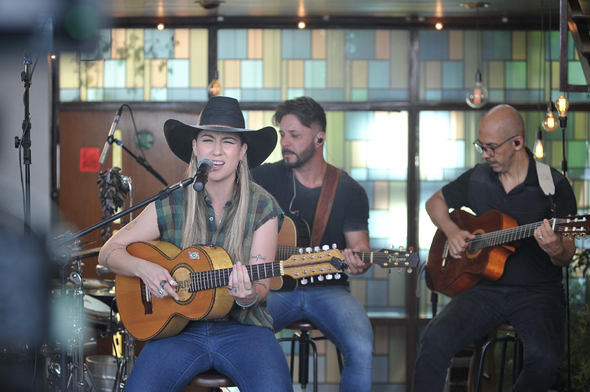 Bruna Viola canta 'Cheia de Manias', sucesso do Raça Negra - 07/07/2022 ...