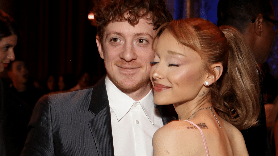 Ariana Grande e Ethan Slater se separam após 3 anos, diz site
