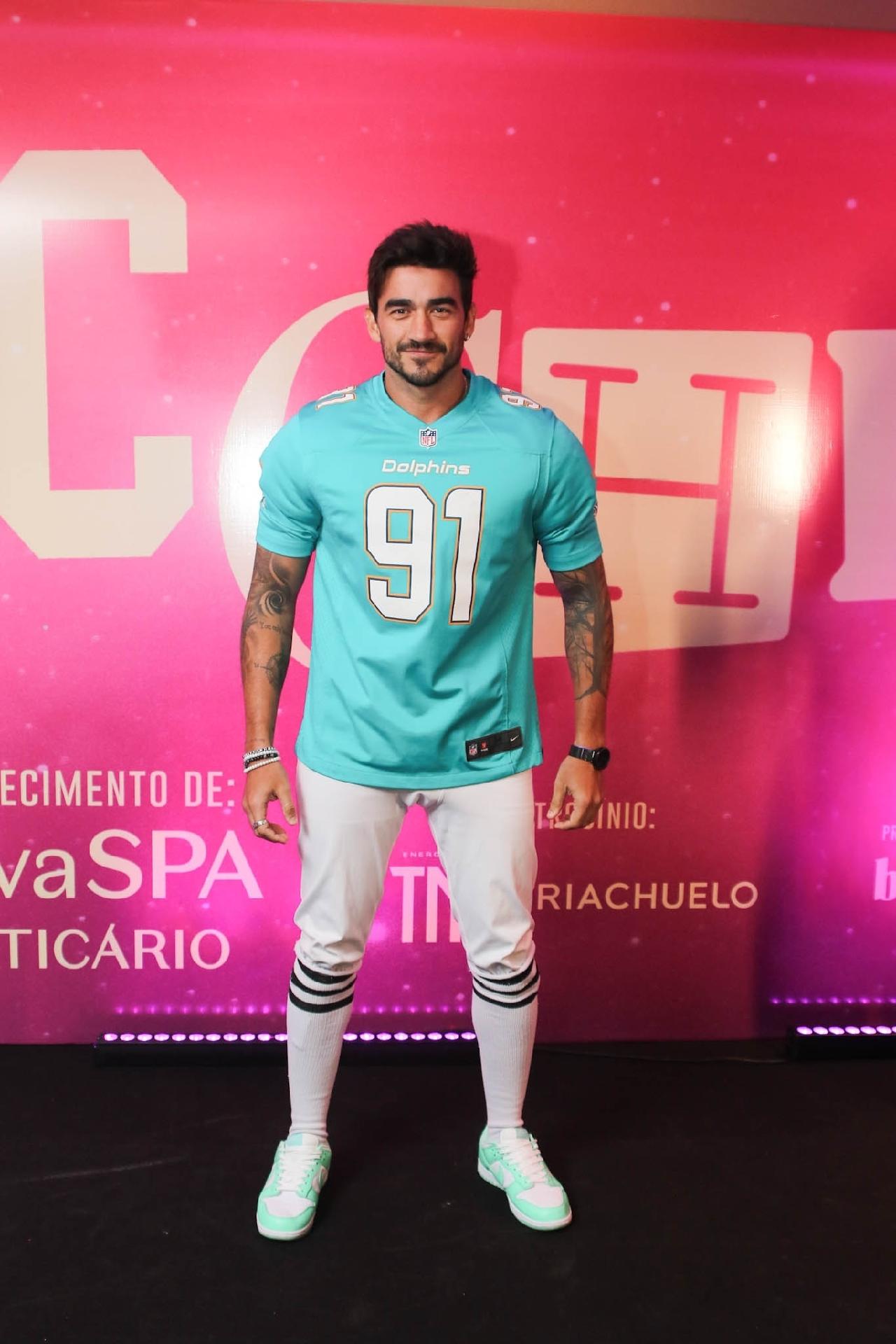 Rafa Uccman fez aniversário em SP com tema anos 2000; veja looks