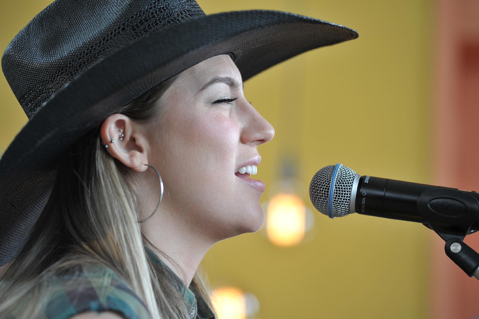 Bruna Viola conta que não sofreu preconceito por ser mulher na música