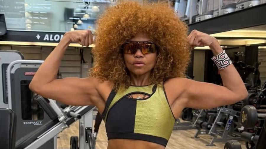 Após perde 35 kg, Gaby Amarantos exibe músculos durante treino em academia