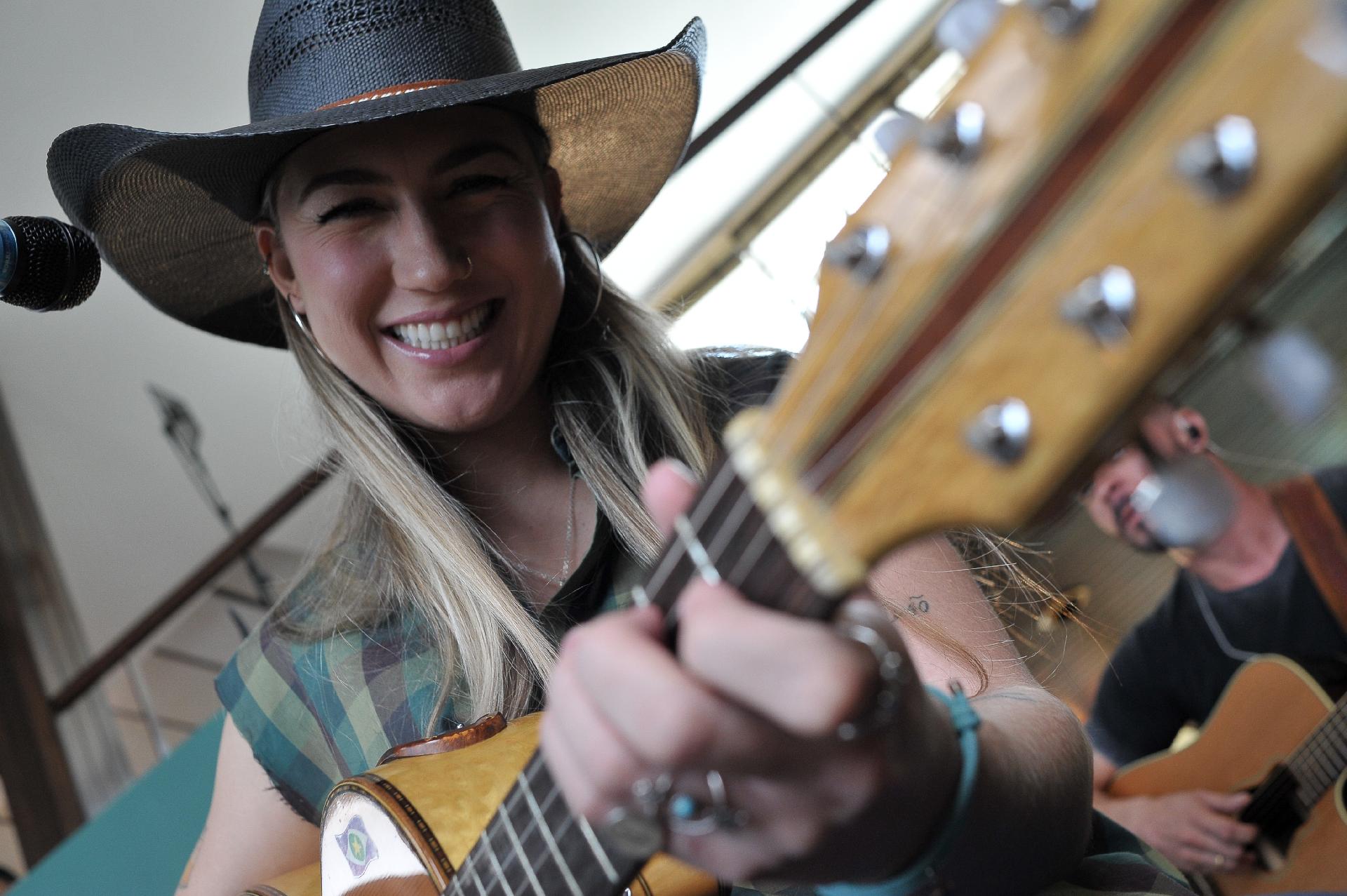 Bruna Viola conta que não sofreu preconceito por ser mulher na música