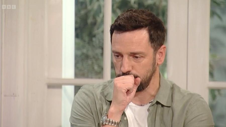 Ralf Little: Ator passa mal ao vivo ao revelar fobia por tomates