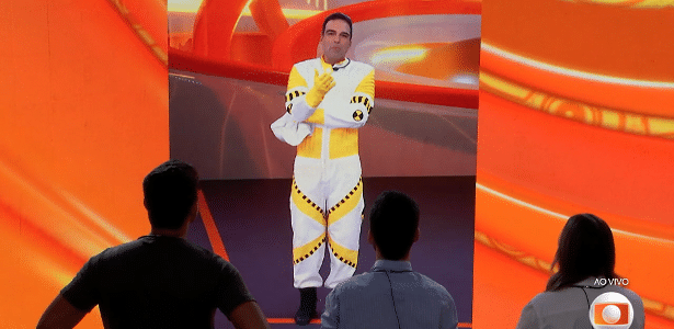 BBB 25: Tadeu Schmidt veste roupa de dummy