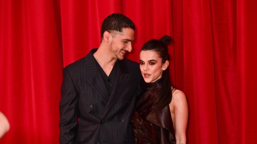 Manu Gavassi comparece com noivo, Jullio Reis, a evento em São Paulo