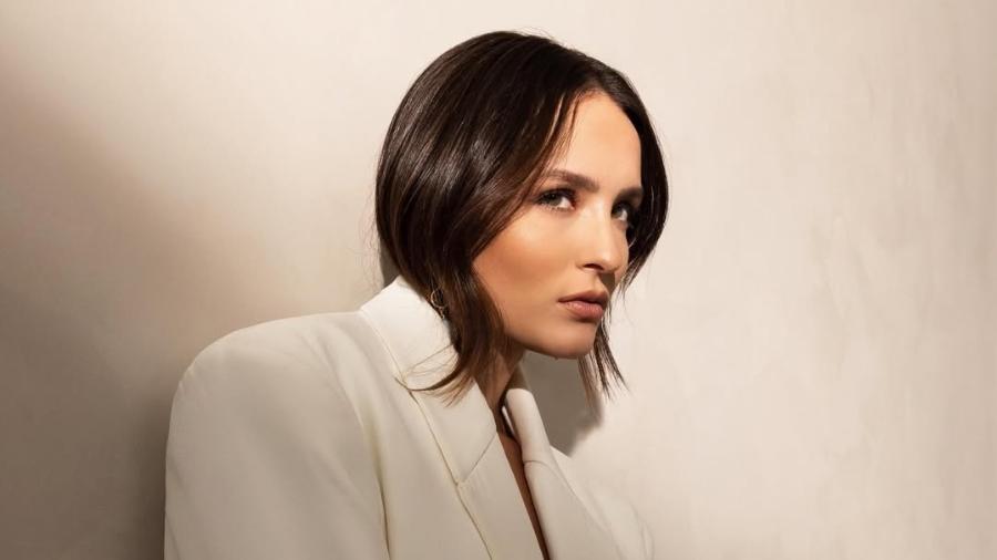 Larissa Manoela posa sem sutiã e ganha elogio do marido: Como é linda