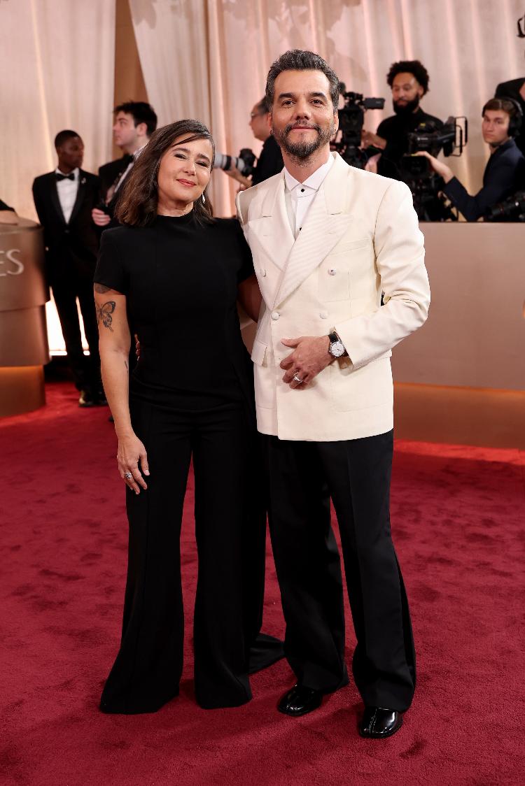 Globo de Ouro: Wagner Moura chega com a esposa no tapete vermelho