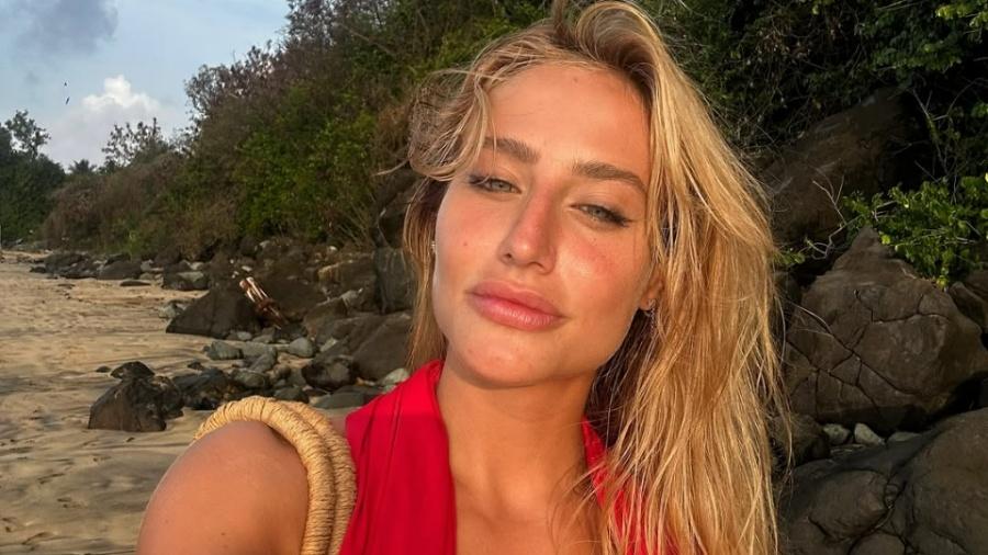 Bruna Griphao publica fotos de biquíni durante viagem por Noronha