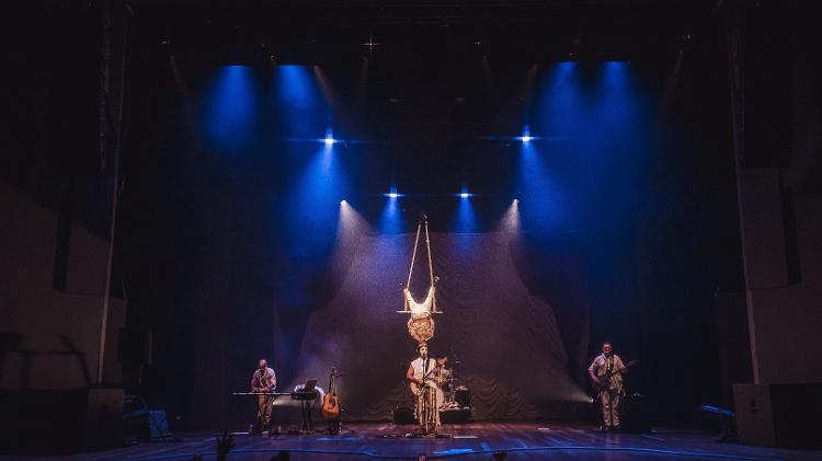 O Teatro Mágico apresenta novo espetáculo "A Corda Bamba no Pescoço"