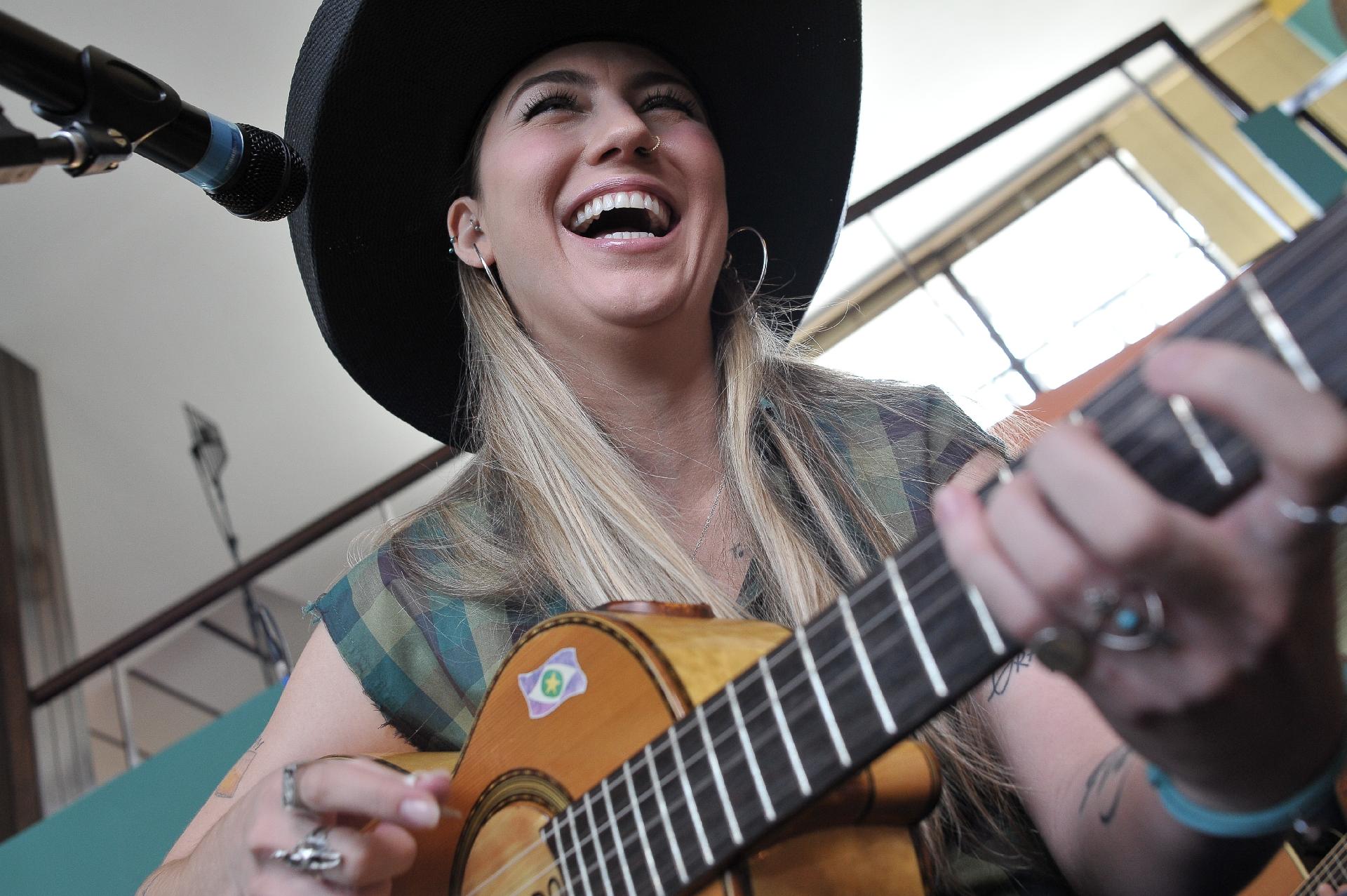 Bruna Viola conta que não sofreu preconceito por ser mulher na música