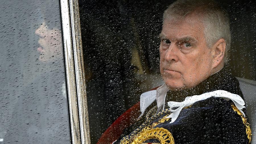 Príncipe Andrew abre mão de títulos após escândalos