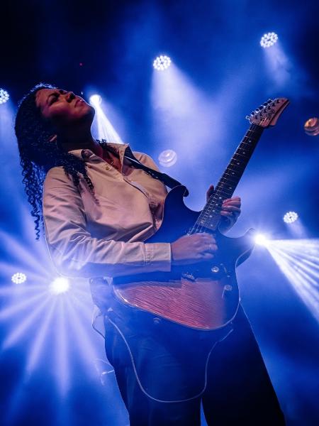 Gabi Anias apresenta tributo a Eric Clapton