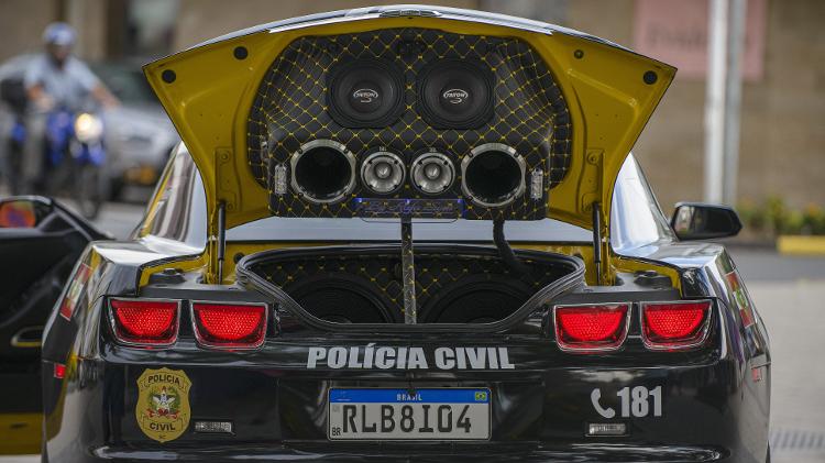 'Ponto turístico ambulante': Camaro da Polícia Civil para o trânsito em ...