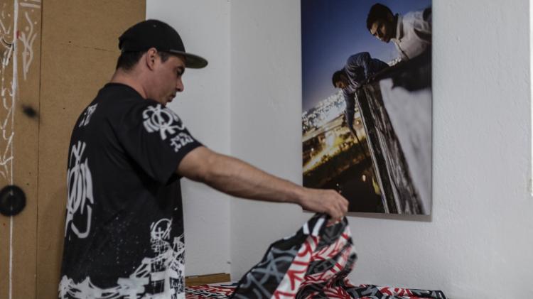 Após 'ataque' na Bienal, Cripta Djan escala a arte e põe seu pixo em ...