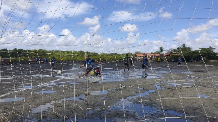 Na 'Champions Lama', jogadores fazem copa de futebol no mangue - 22/11 ...