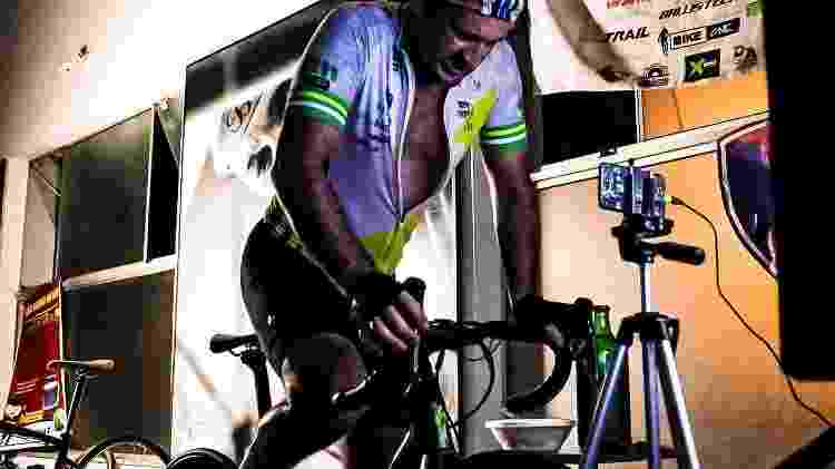 Com ajuda de equipamento, atletas batem recordes pedalando dentro de ...