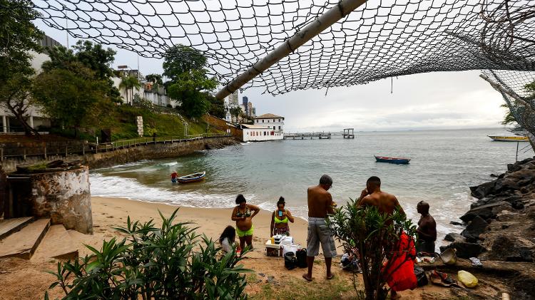 Moradores protestam por acesso livre a Prainha do MAM, em Salvador - 26 ...