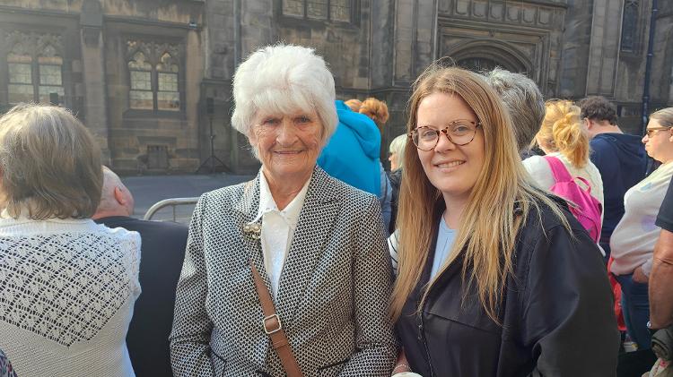 Militar veterano aguarda 10 horas na fila para ver caixão de Elizabeth ...
