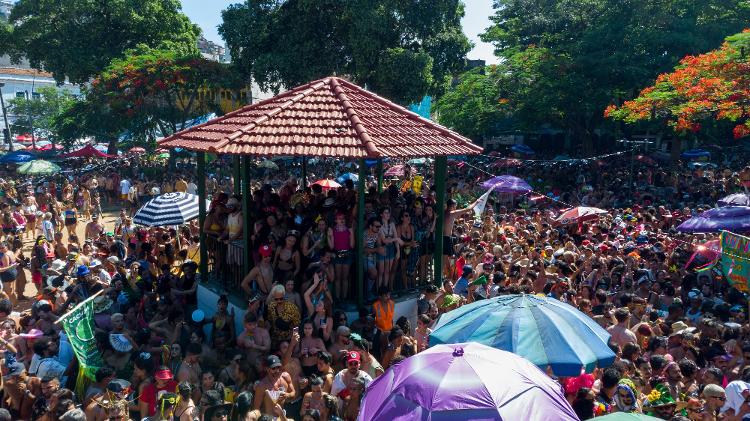 Após suposta treta no pré-Carnaval, bloco da não monogamia tem casório ...