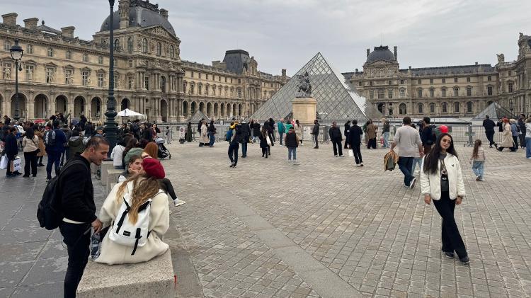 Museu de Louvre: qual a origem da coroa robada? Veja curiosidades