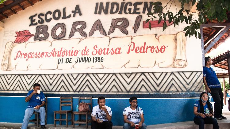 Indígena ensina língua proibida pelos portugueses na paradisíaca Alter ...