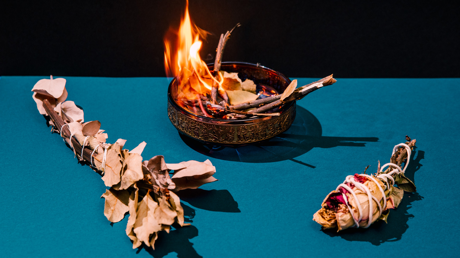 Bruxaria atrai adeptos prometendo reconexão aos ritmos da natureza