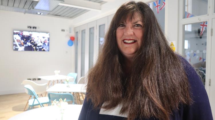 Com chá e bolo grátis, vila criada por Charles 3º vê coroação ...