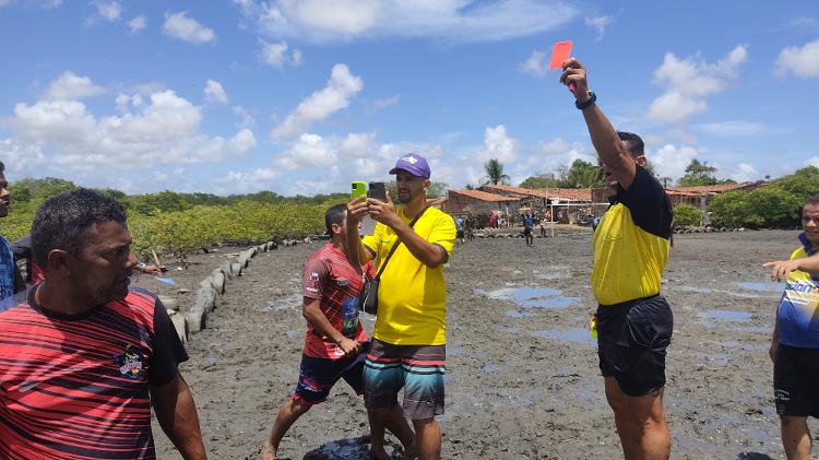 Na 'Champions Lama', jogadores fazem copa de futebol no mangue - 22/11 ...