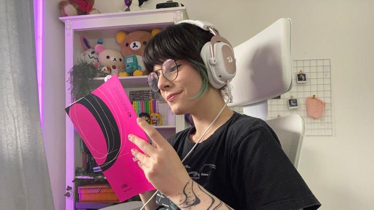 Streamers abrem a câmera para trabalhar e estudar em transmissões no ...
