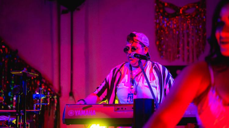 Cantores de forró trocam 'risca faca' por festas gays do centro de SP ...